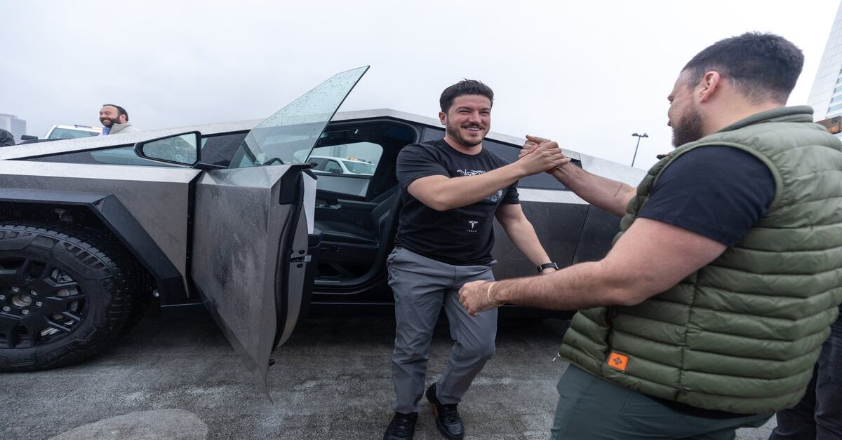 Samuel García presumió la primera Cybertruck de Tesla que llegó a México