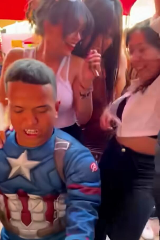 Medio Metro estrena personaje y hasta besos hubo en su debut (VIDEO) Medio Metro estrena personaje y hasta besos hubo en su debut (VIDEO)