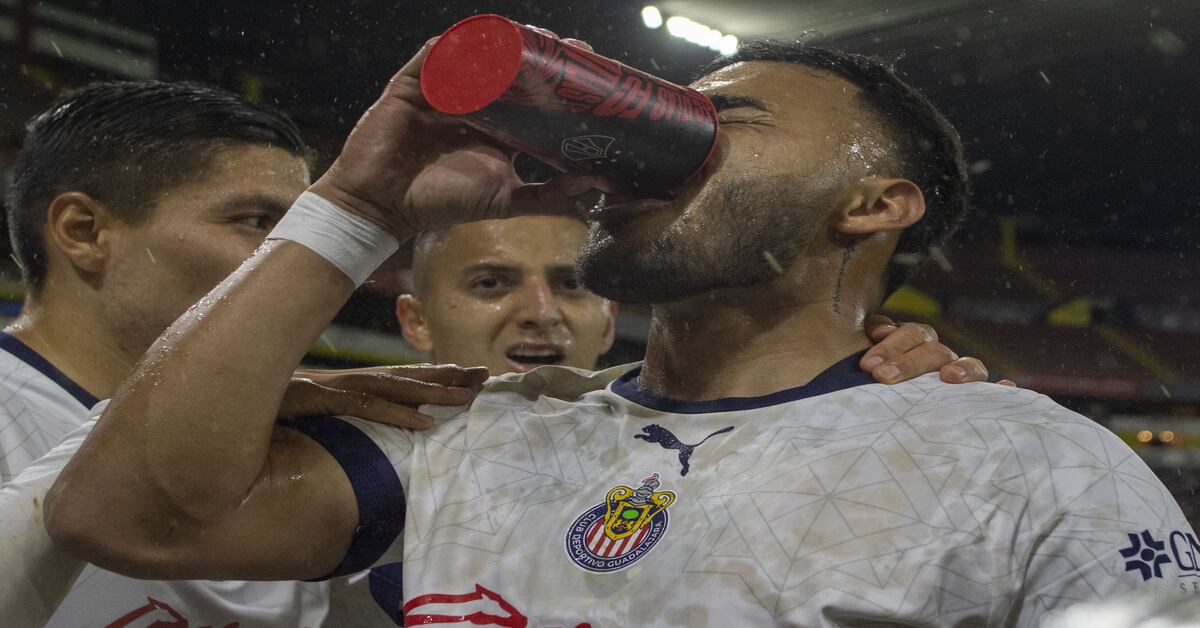 Alexis Vega se toma la cerveza que le aventaron en el Clásico Tapatío