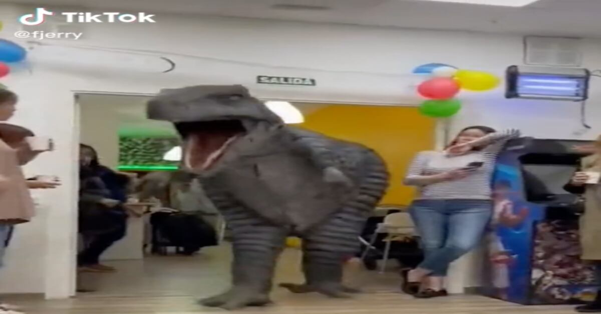 VIDEO: Botarga de dinosaurio iba a animar fiesta infantil, pero acabó ...