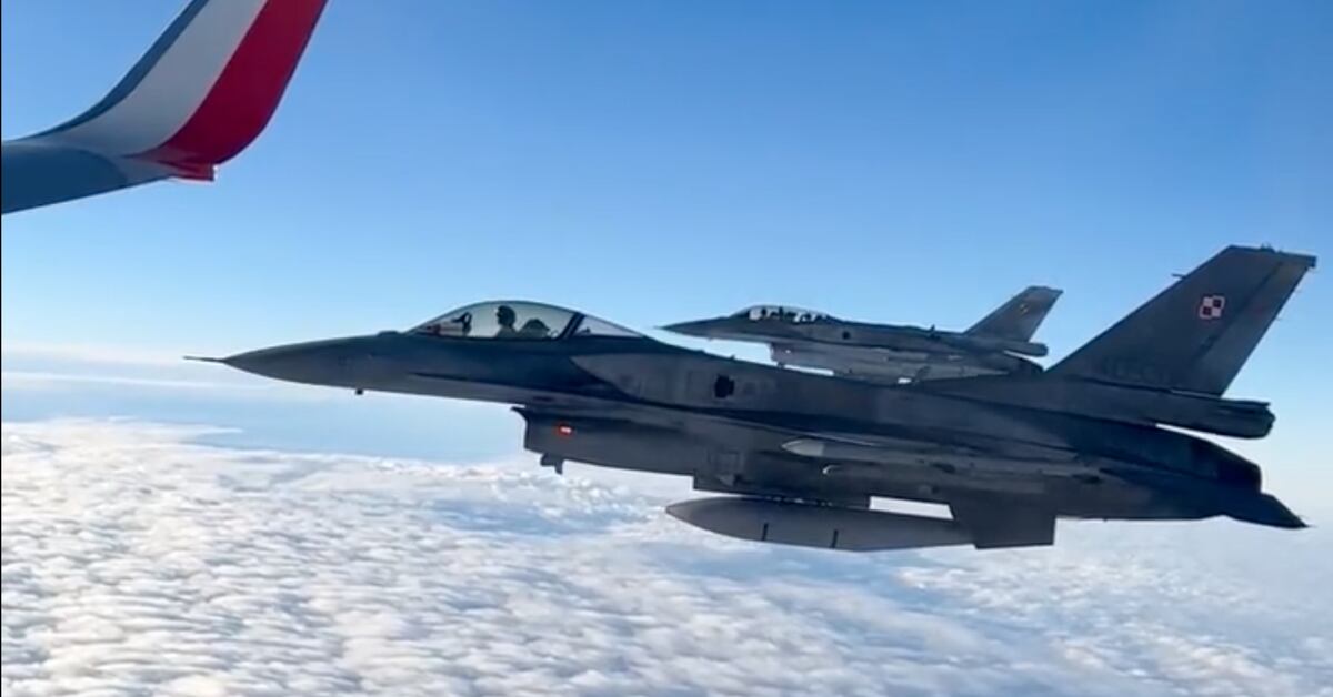 Selección De Polonia Es Escoltada Por Aviones De Guerra En Su Viaje A Qatar 2022