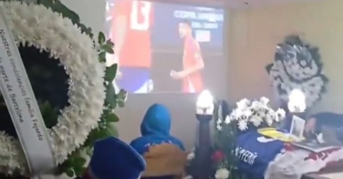 Familia Ve Partido De Chile En Pleno Velorio Así Observaron El Juego