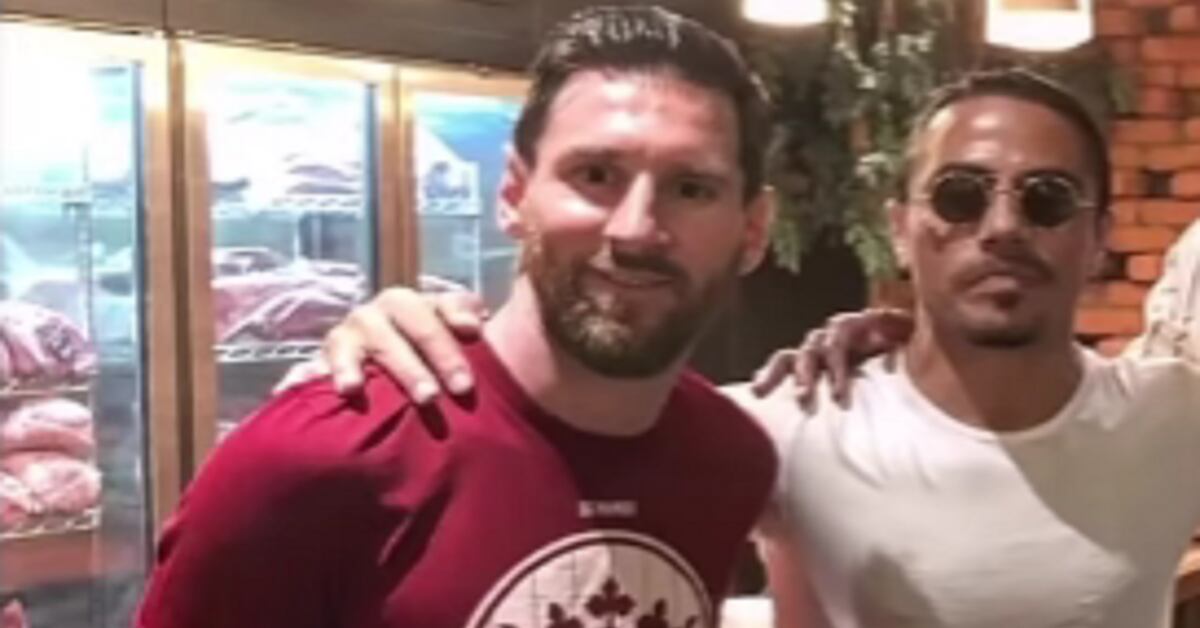 Salt Bae festejó con Lionel Messi, pero lo terminó incomodando (VIDEO)